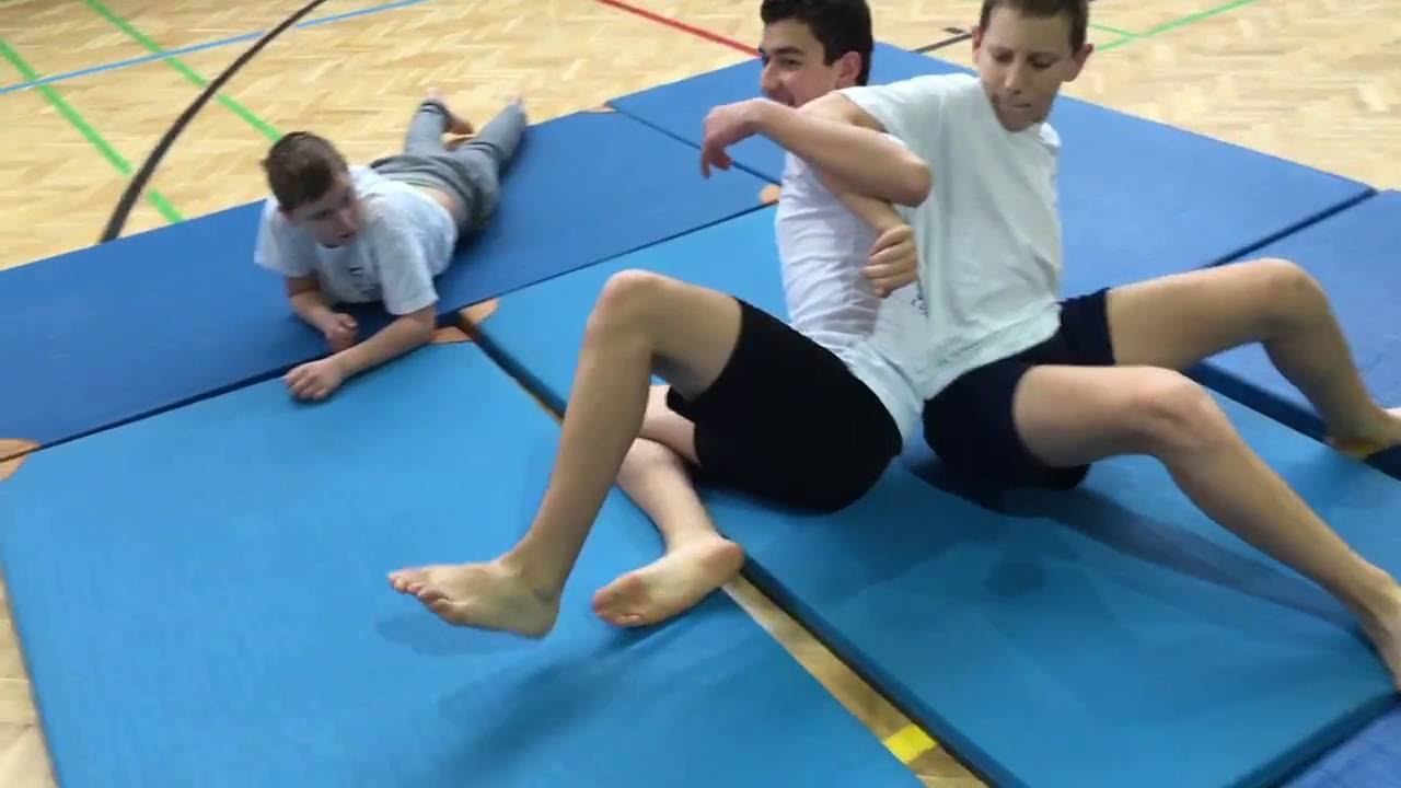 Barfuß Im Sportunterricht _ Musstet ihr schon mal im Sportunterricht ...