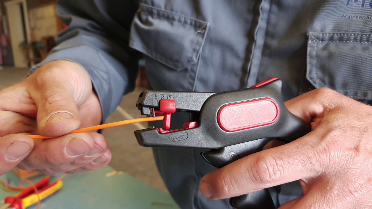 Draad strippen met automatische striptang - YouTube