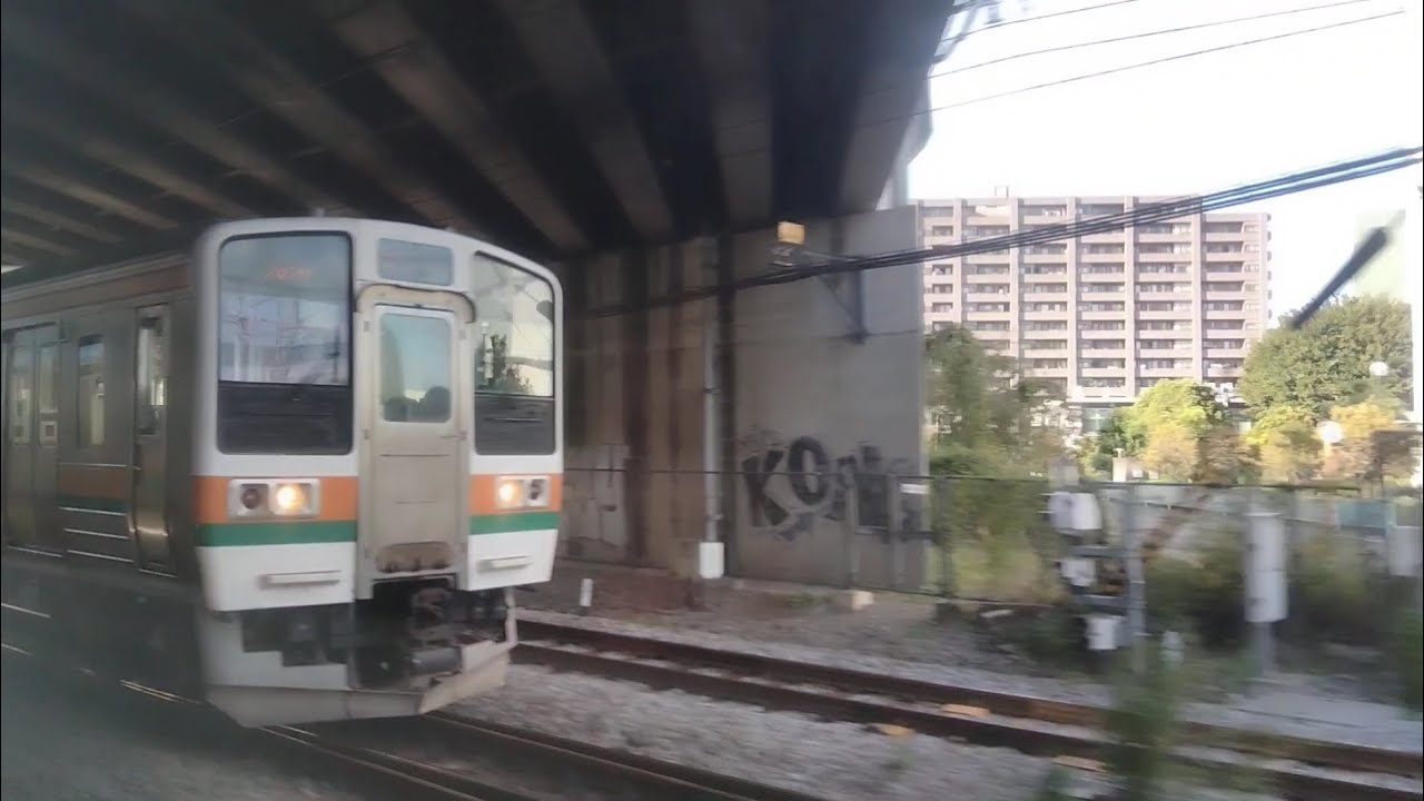 高崎発 並走 E231系 1000番台・E233系 3000番台・211系 3000番台 - YouTube