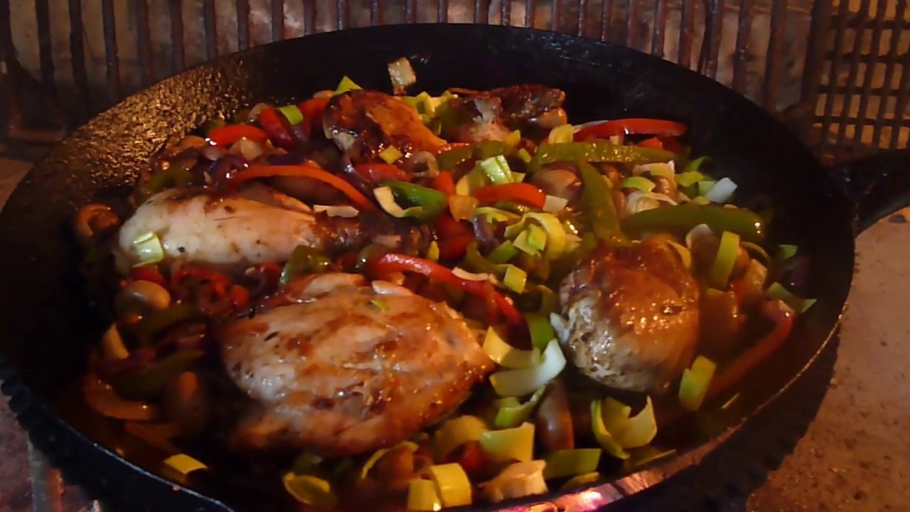 POLLO CON VERDURAS EN LA SARTEN Y EN EL FOGON. - YouTube