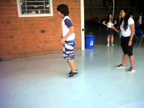 Vinícius Watanabe pulando corda.