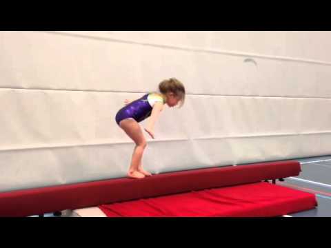 Josefine turnt de radslag op de oefenbalk - YouTube