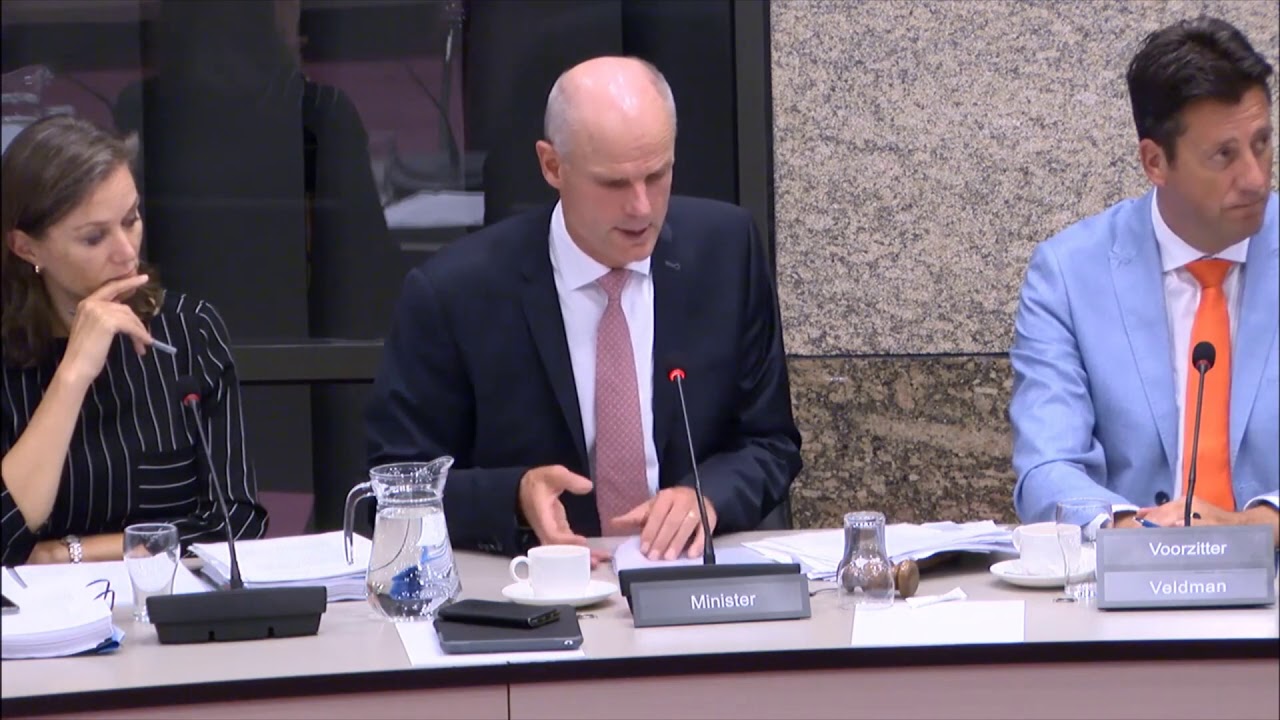 Over Klokkenluider Roelie Post - Tweede Kamer - YouTube