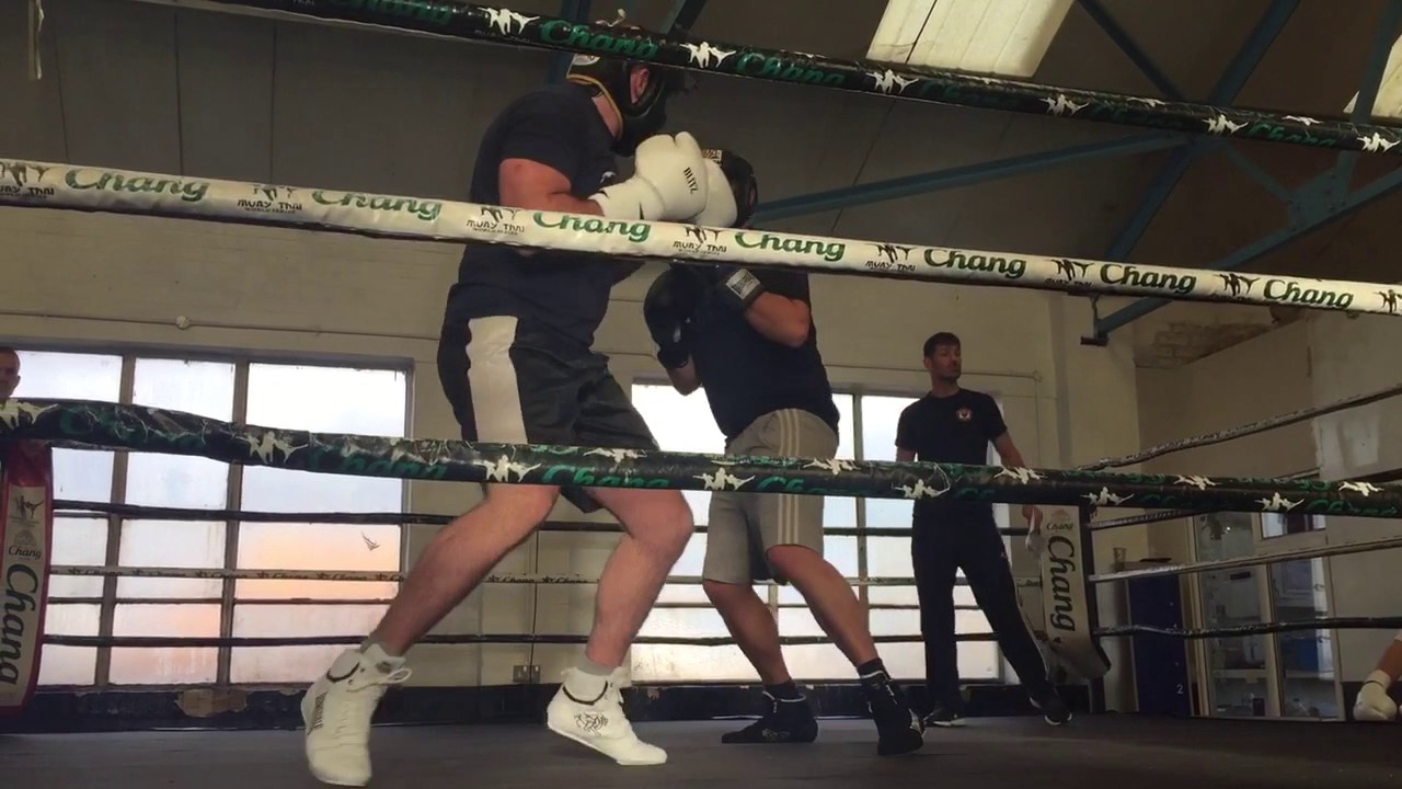 Boxing fight round 1 - YouTube