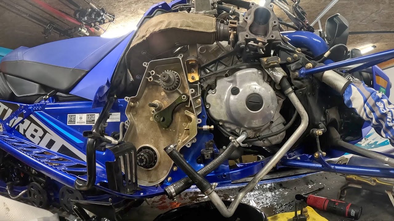 Yamaha Sidewinder Chain Case Disassembly, Reassembly - YouTube