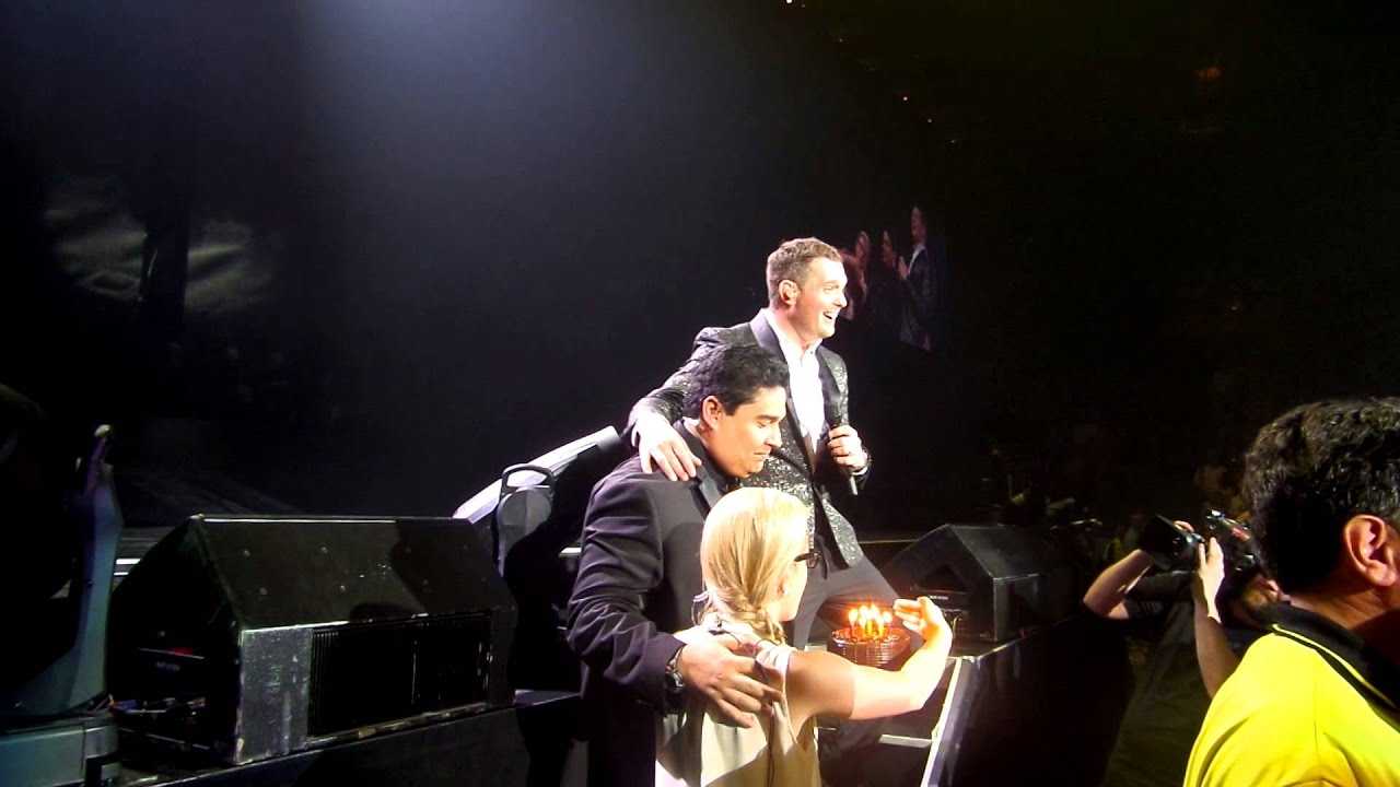 Michael Buble singing Happy Birthday to Jose.. - YouTube