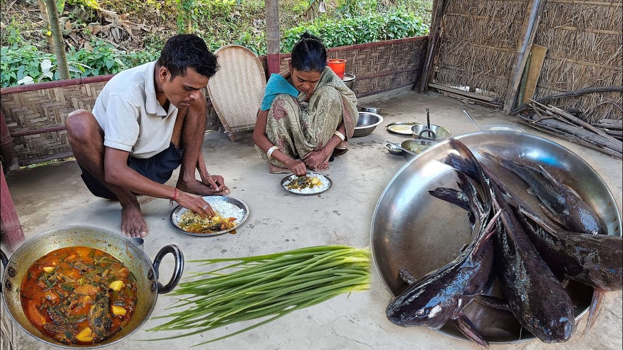 River SMALL FISH Curry with ONION LEAVES Cooking In Traditional Method ...