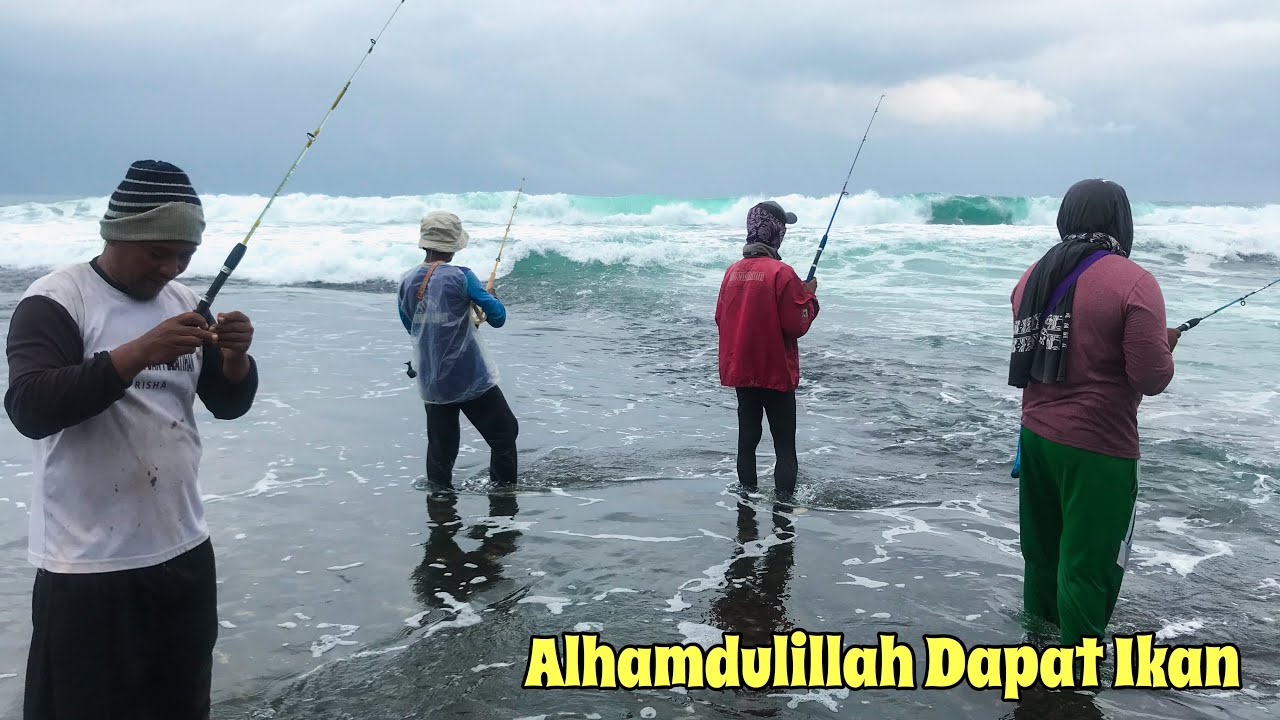 Mancing Ikan Di Ombak Ganas Pantai Sayang Heulang, Pameungpeuk, Garut ...