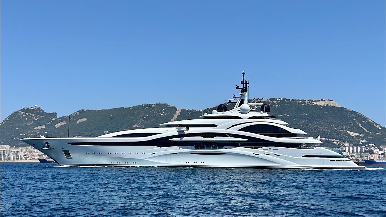 AL LUSAIL SUPERYACHT FULL DOCKING MANOEUVRE 4K - YouTube