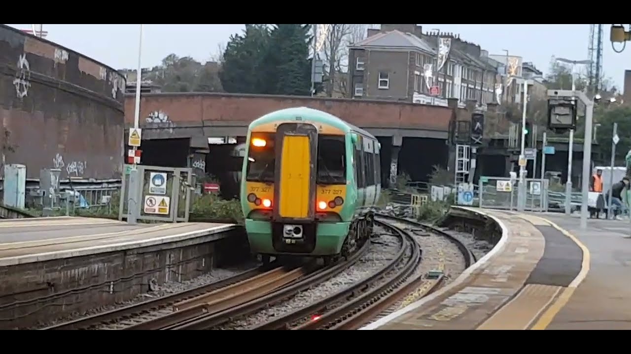 Here is the class 387 in Clapham Junction Sunday 4 December 2022 - YouTube