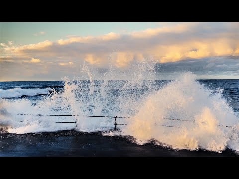 The Blue Waves Of The Ocean / Relaxing WhatsApp Status / 4k