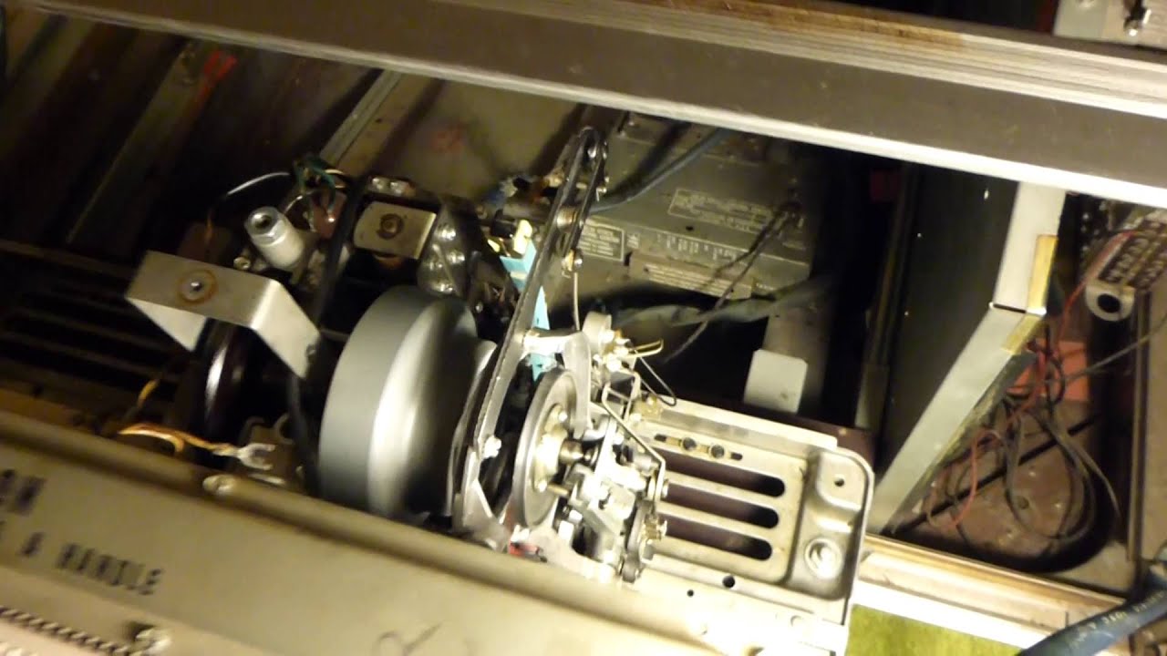 Seeburg Jukebox Interior How it plays two sides - YouTube