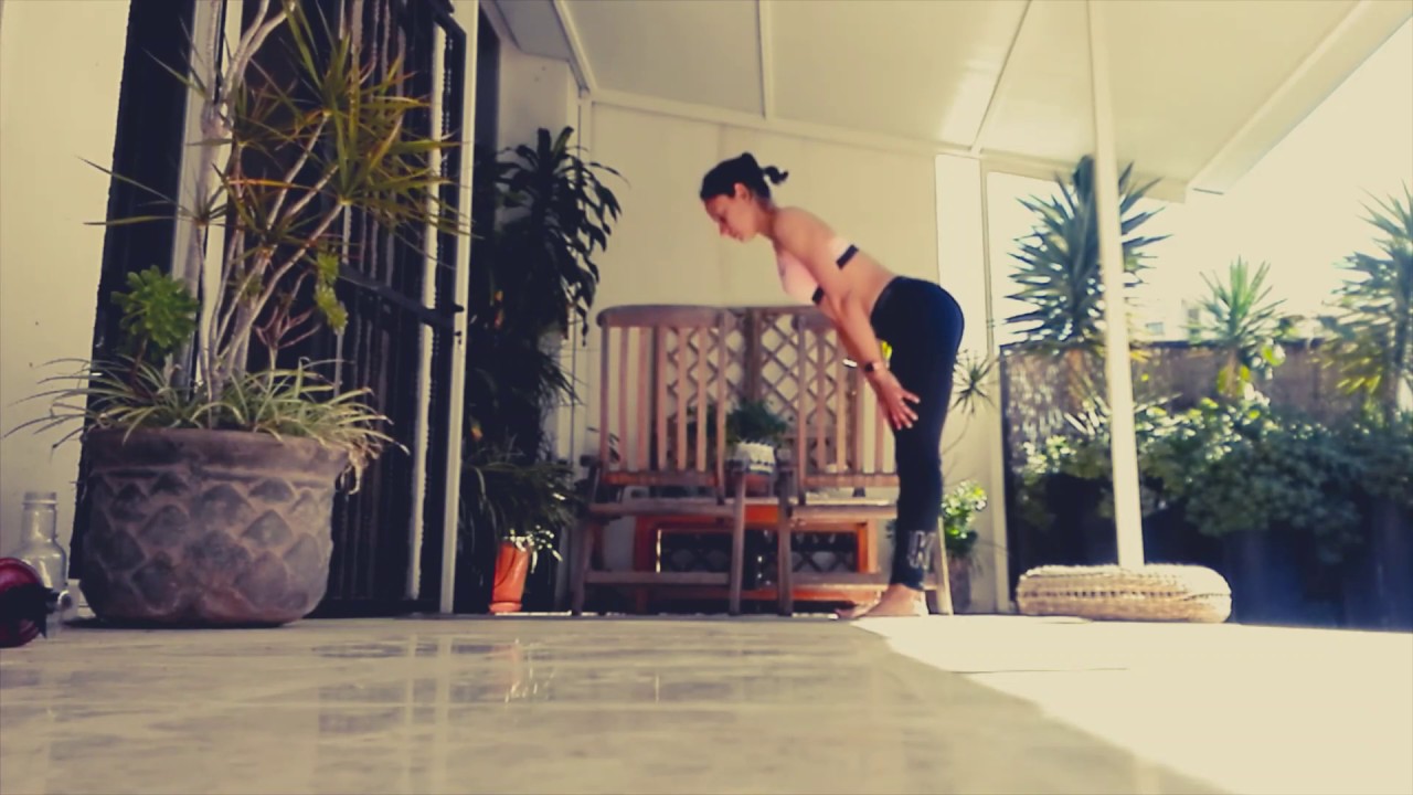 Uttanasana la postura de la pinza - YouTube