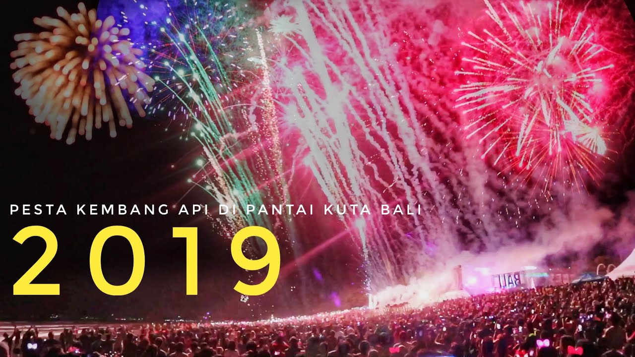 Pesta kembang api malam pergantian tahun baru di pantai kuta bali 5000 ...