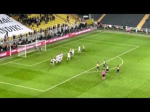 Fenerbahçe ilginç frikik organizasyonu.