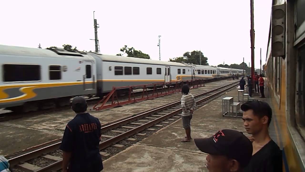 Kereta Api Argo Sindoro melintas langsung Stasiun Tambun - YouTube