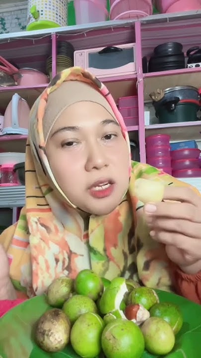 Makan buah Matoa - YouTube