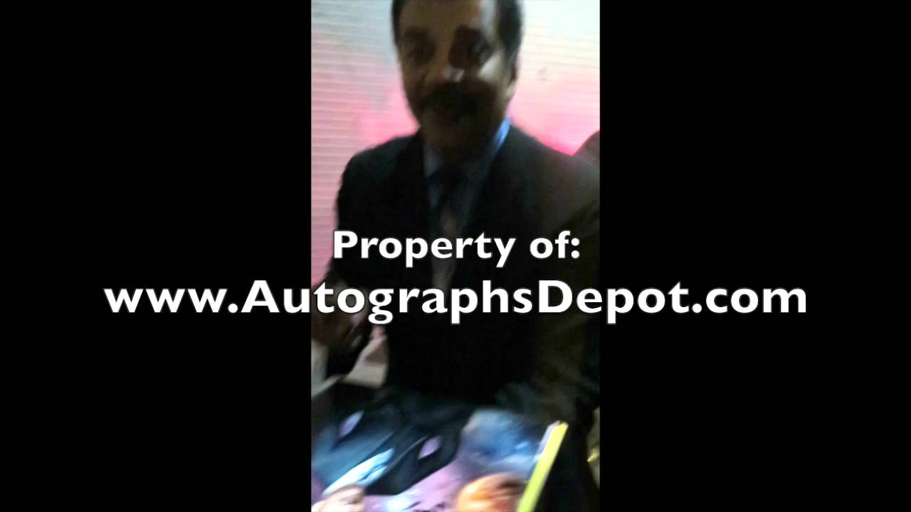 "Cosmos" host Neil deGrasse Tyson signing autographs in Seattle - YouTube