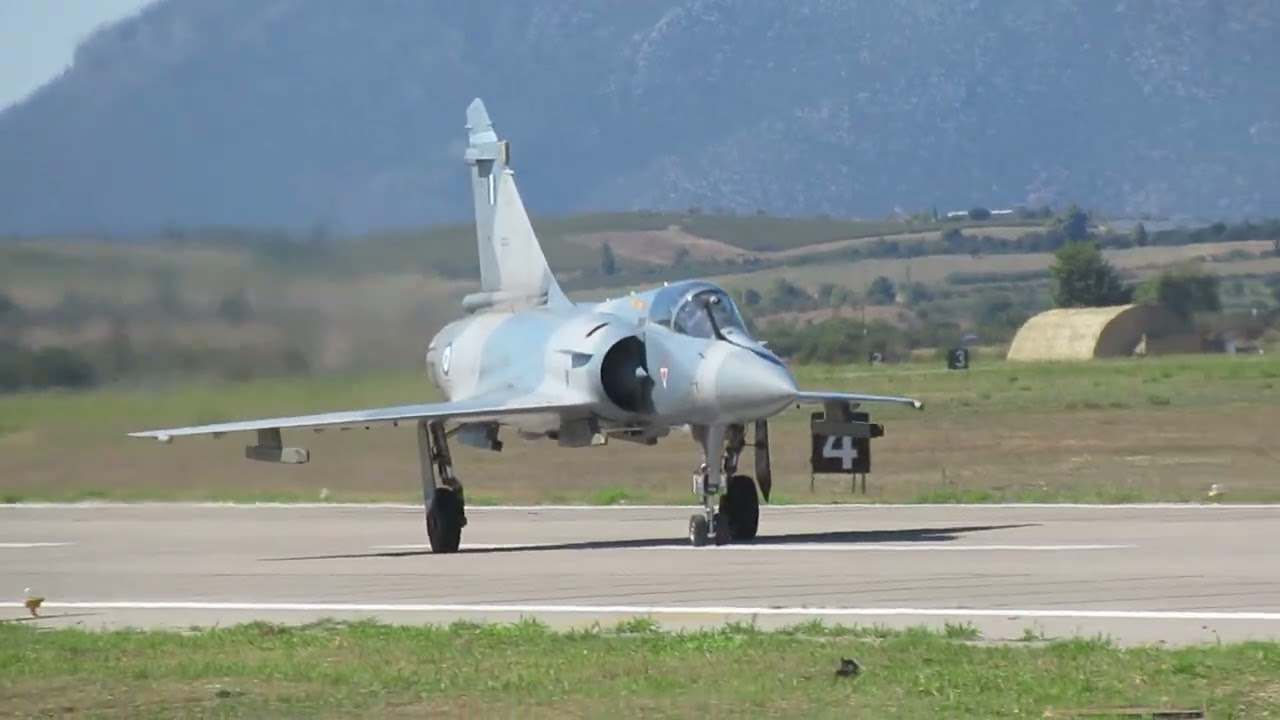 ATHENS FLYING WEEK 2022 διελευση mirage 2000 μπροστα απο τους θεατες ...