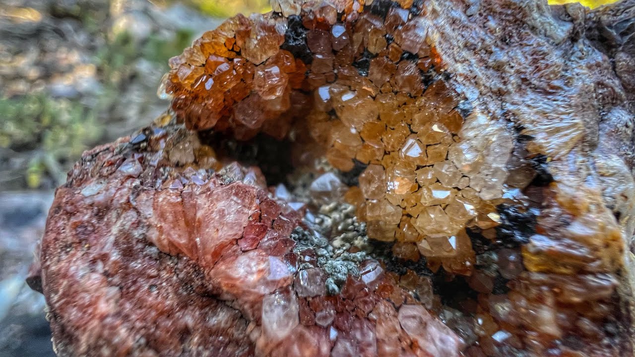 Crystal hunting in Utah - YouTube