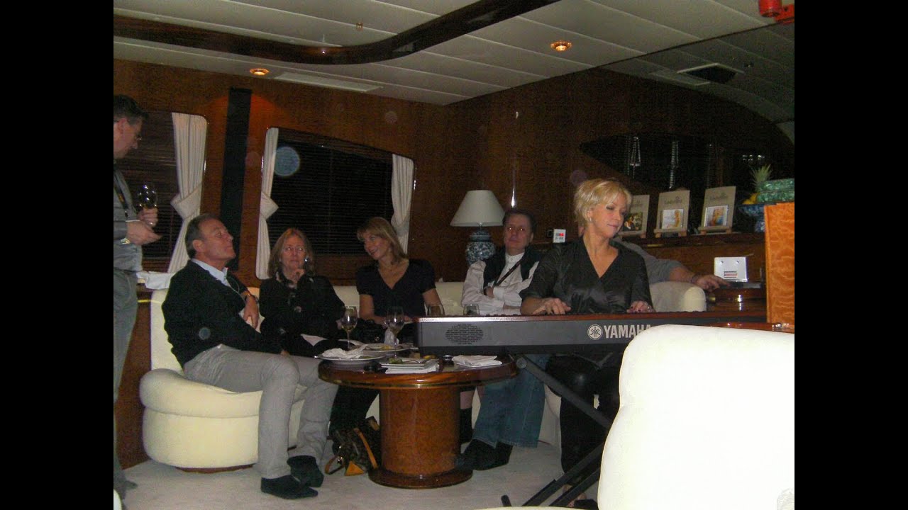 Anna Nygren spelar piano och sjunger på Midem 2009 båtparty - YouTube