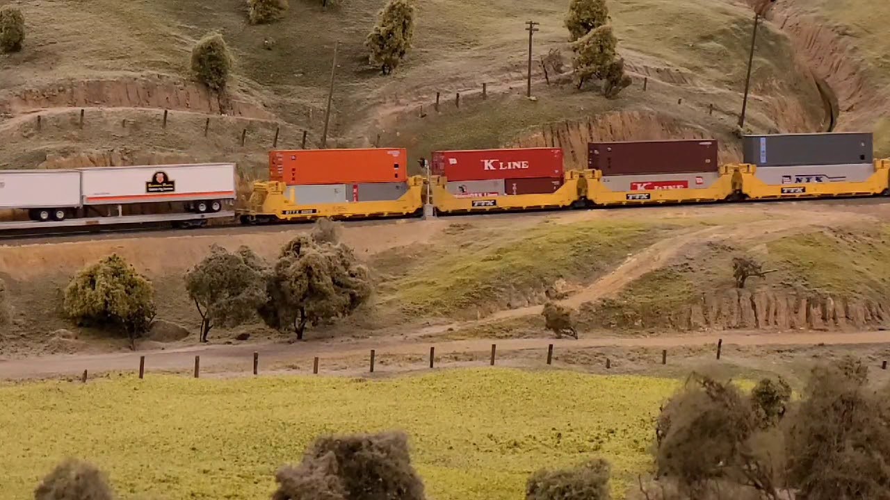 Southern Pacific TOFC, COFC - La Mesa Model Railroad Club - YouTube