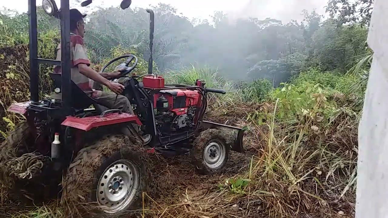 traktor tangan dibuat jonder mini+dozer nya.kerok tanah lagi hujan2nan ...