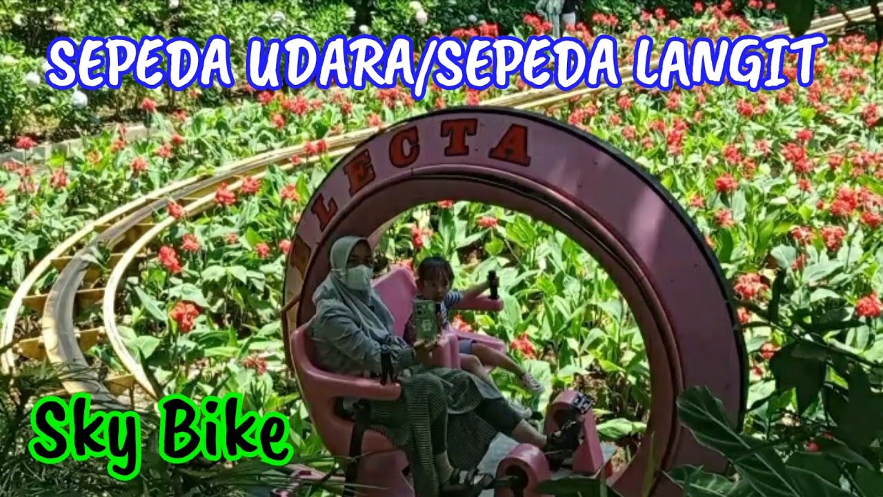 Sepeda Udara Sepeda Langit Sky Bike ditengah taman Rekreasi Selecta ...