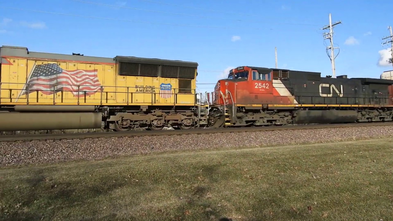 UP 3831 and CN 2542 lead a autorack train west through Geneva IL - YouTube