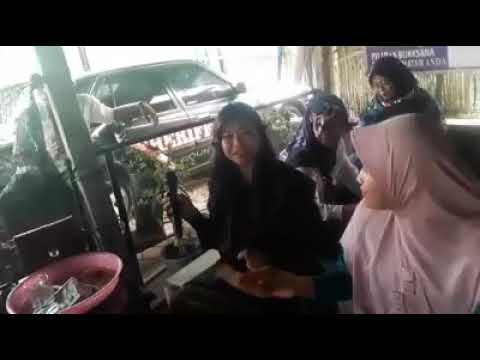Perhatikan ibu yang pake jilbab