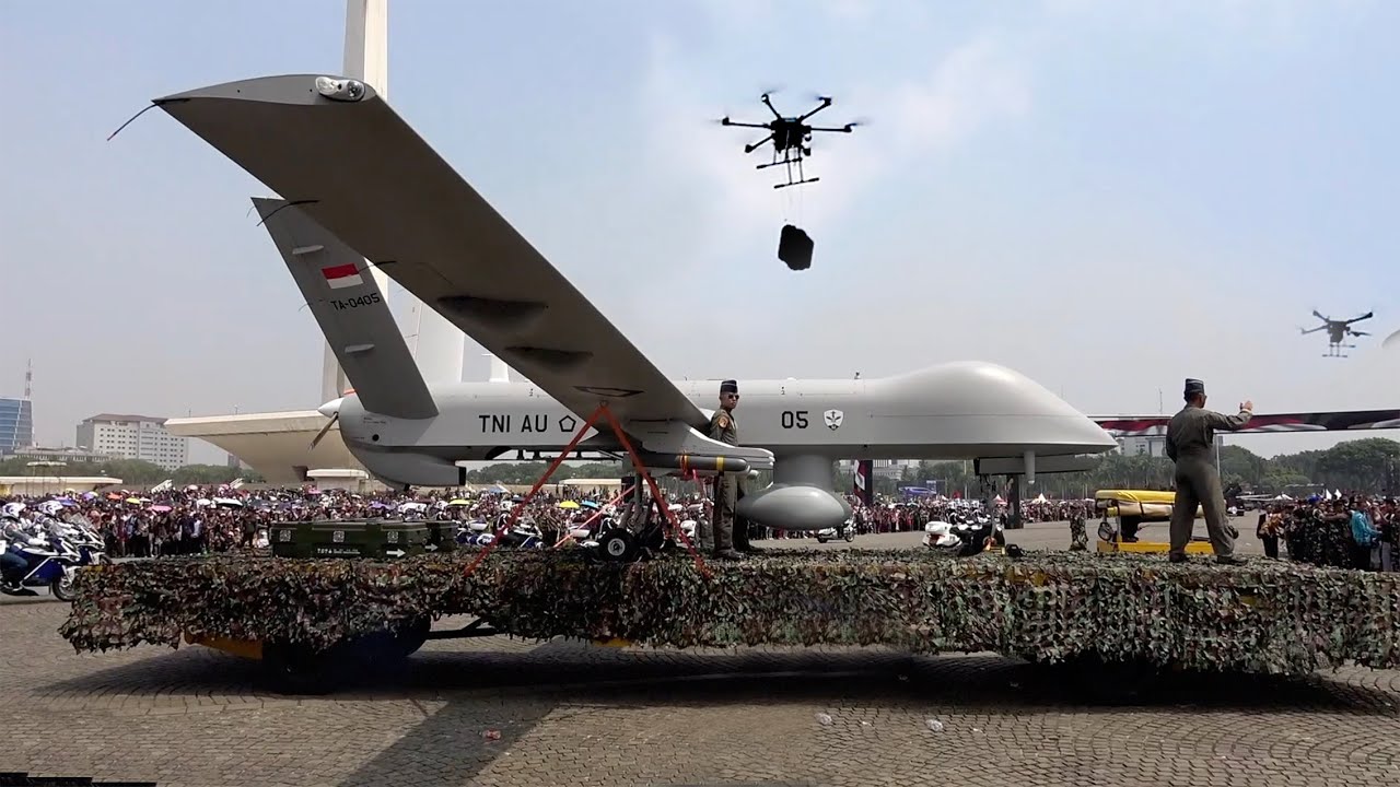 Parade Berbagai Alat Tempur Drone | HUT TNI 79 - YouTube