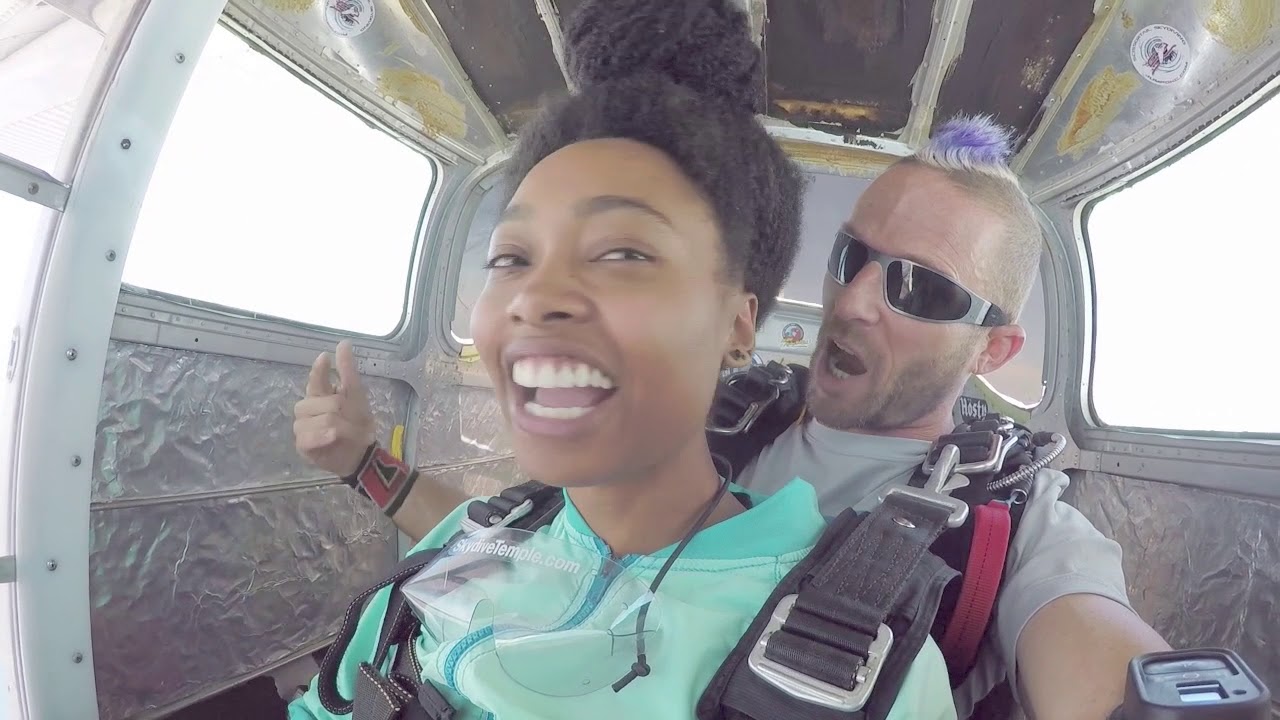 Tee's full first skydive at skydive Temple she was Epic - YouTube