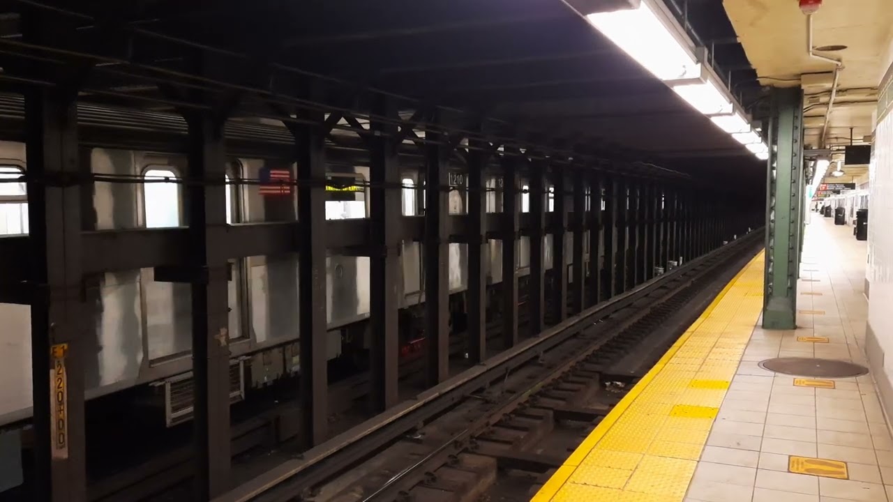 NYCT Subway: Bronx bound R142 4 train at Eastern Pkwy-Brooklyn Museum ...