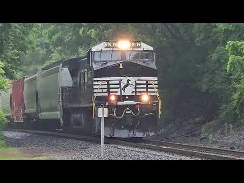 NS 4087 Leads NS 8003 NS 1220 on NS 12Z Passing Through in Boyce VA - YouTube