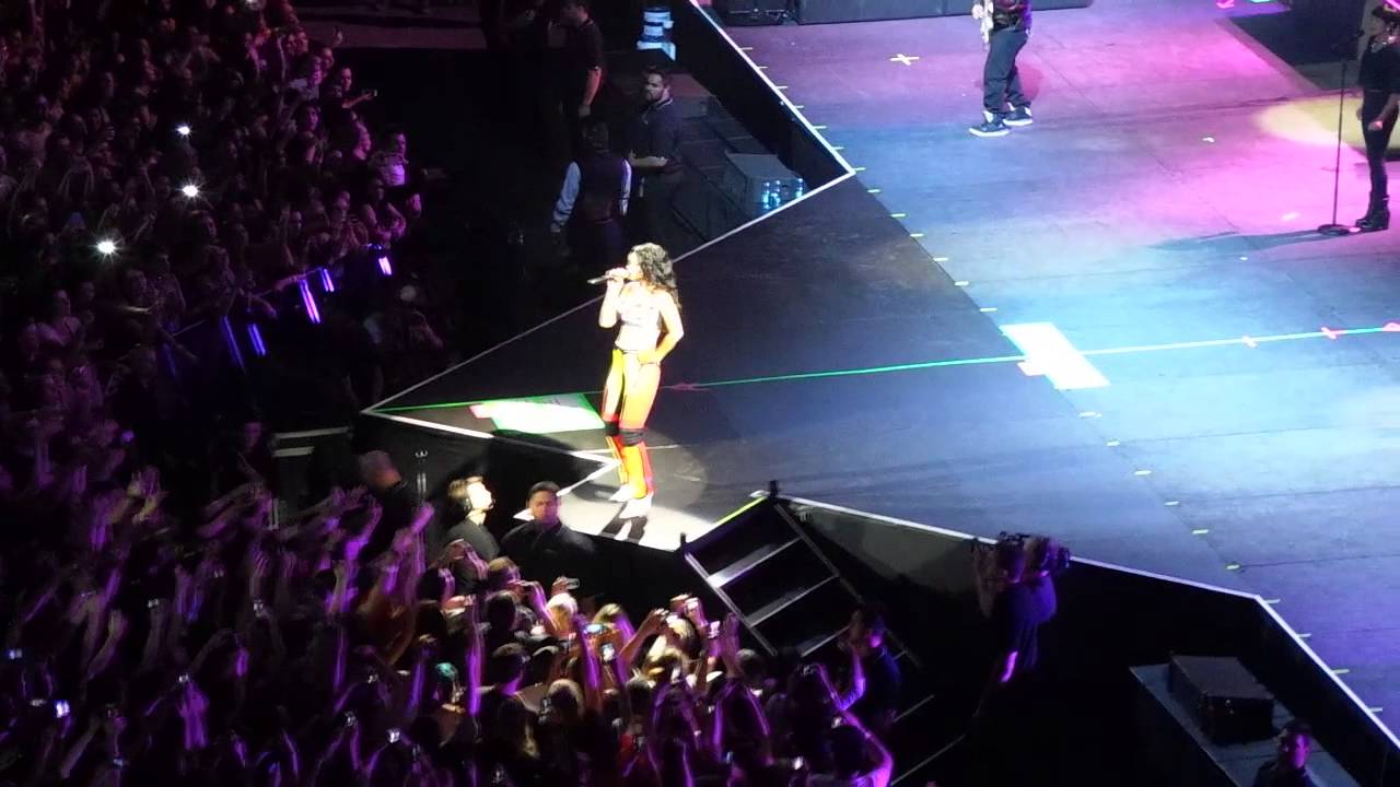 Rihanna - Vector Arena, Auckland - YouTube