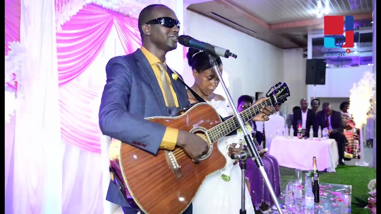 Ubukwe bwa Epimaque ufite ubumuga bwo kutabona yakirigise gitari abantu ...