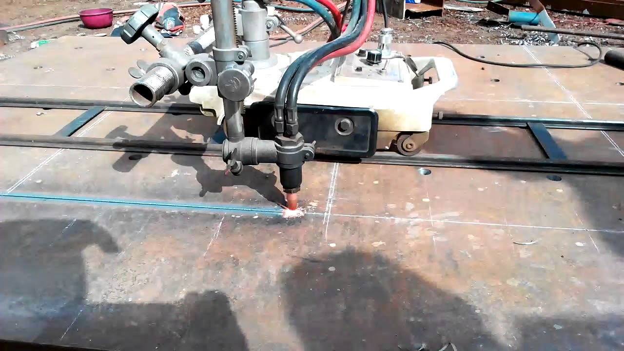 Cutting operation via gas cutting machine - YouTube