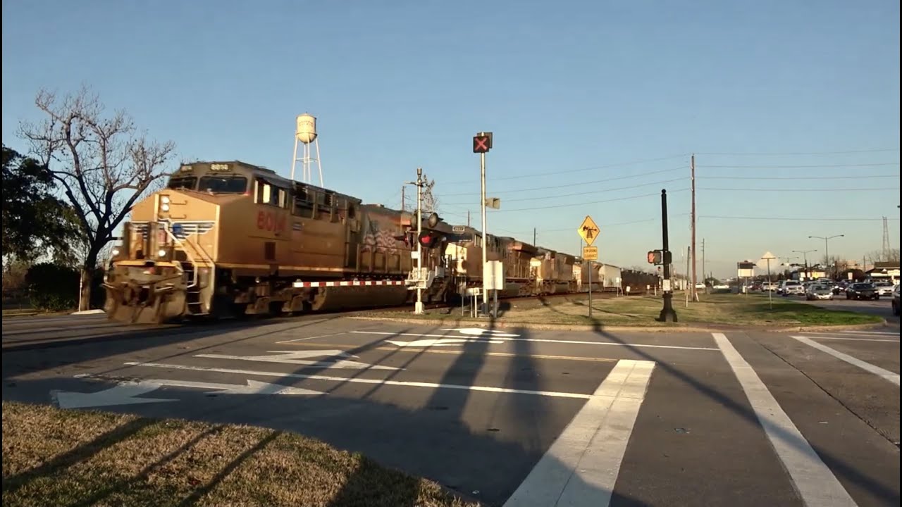 Union Pacific 8014 C45ACCTE, 2667 C45AH, 5067 SD70M, and 7778 C45ACCTE arriving and slowing down ...