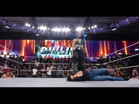 Giulia victory pose on Stephanie Vaquer