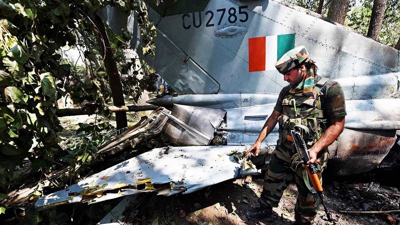 IAF MiG-21 fighter jet crashed at Srinagar Airport, Pilot safe ...