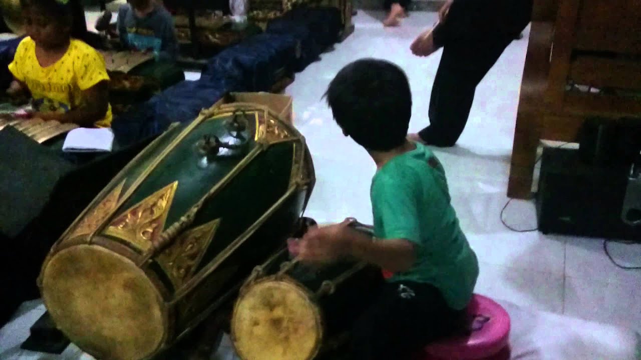 Anak kecil main gendang Jawa. - YouTube