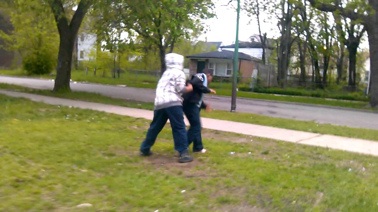 2 squad fighting - YouTube