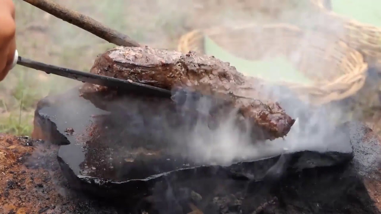 Survival Living: Cooking Beef on a Rock for Lunch - YouTube