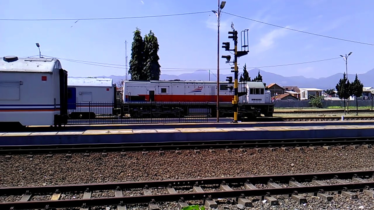 CC 201 56 ex Ducky Locomotives dinas KA 216/217 Serayu Pagi - YouTube