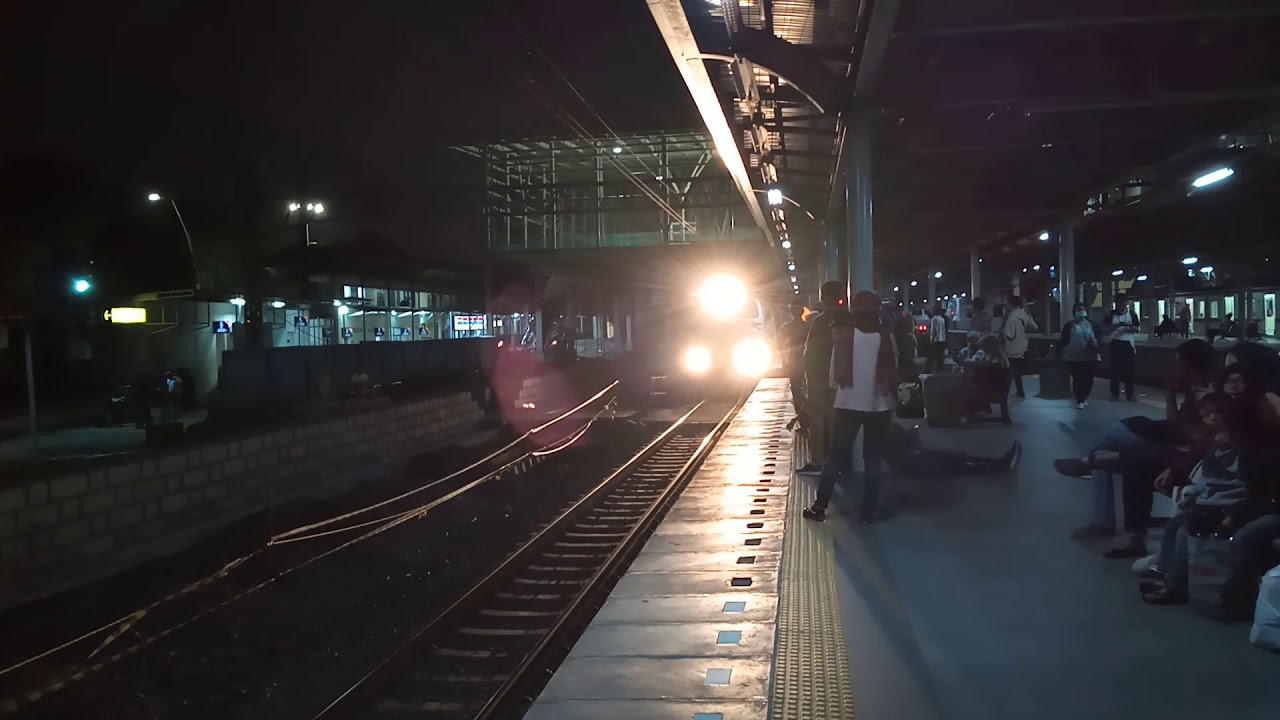 Lihat kompilasi kereta api malam hari KA Argo Parahyangan membawa ...