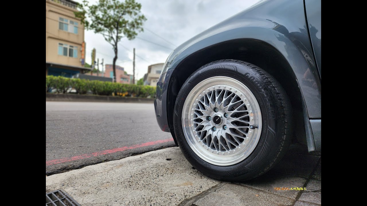土城輪胎王 skoda yeti 17吋鋁圈 復古圈 advanti adv52 銀底亮唇 固特異egp2 - YouTube