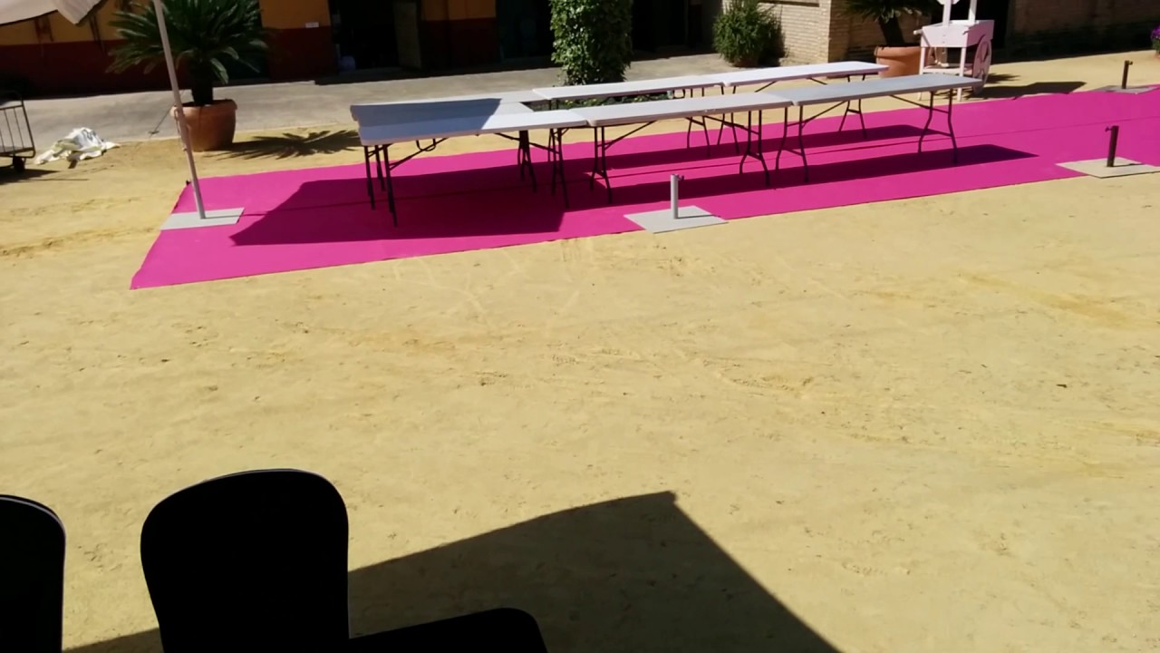 Instalación de moqueta ferial fucsia para eventos - YouTube
