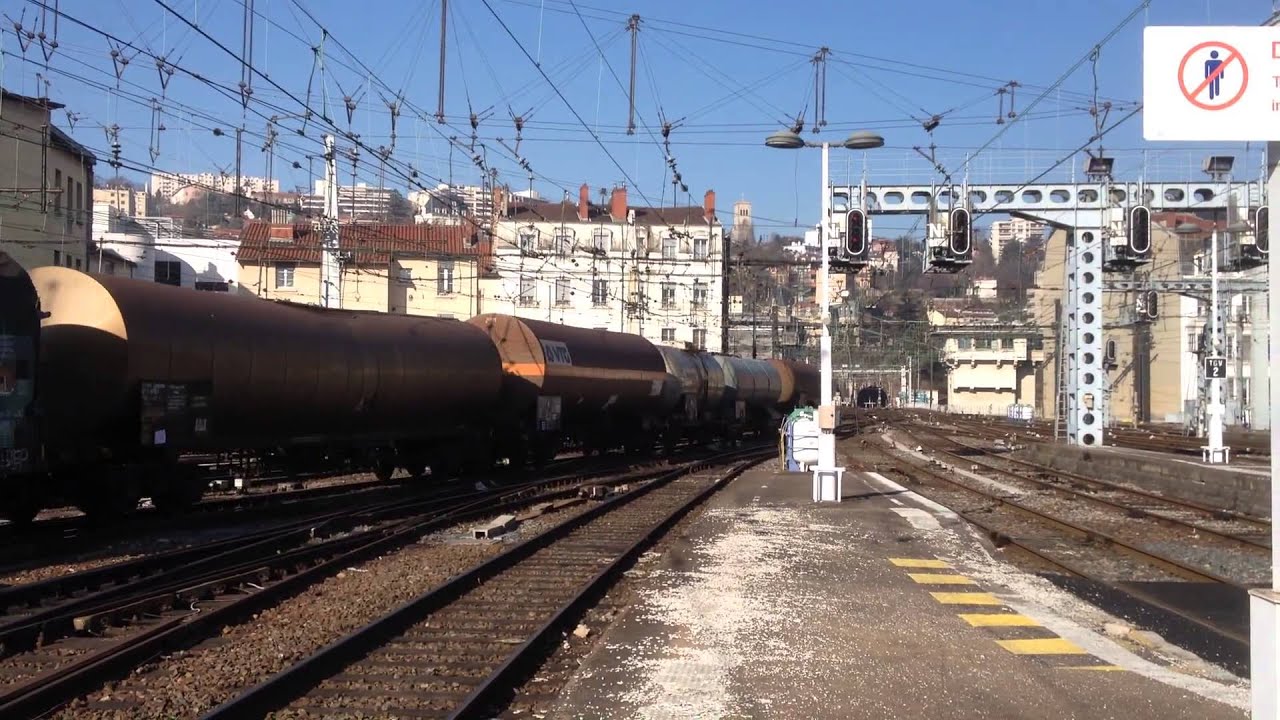 BB 27049 Fret+ TRAXX E 186 174-9 ECR+1 train TER en Gare de Lyon ...