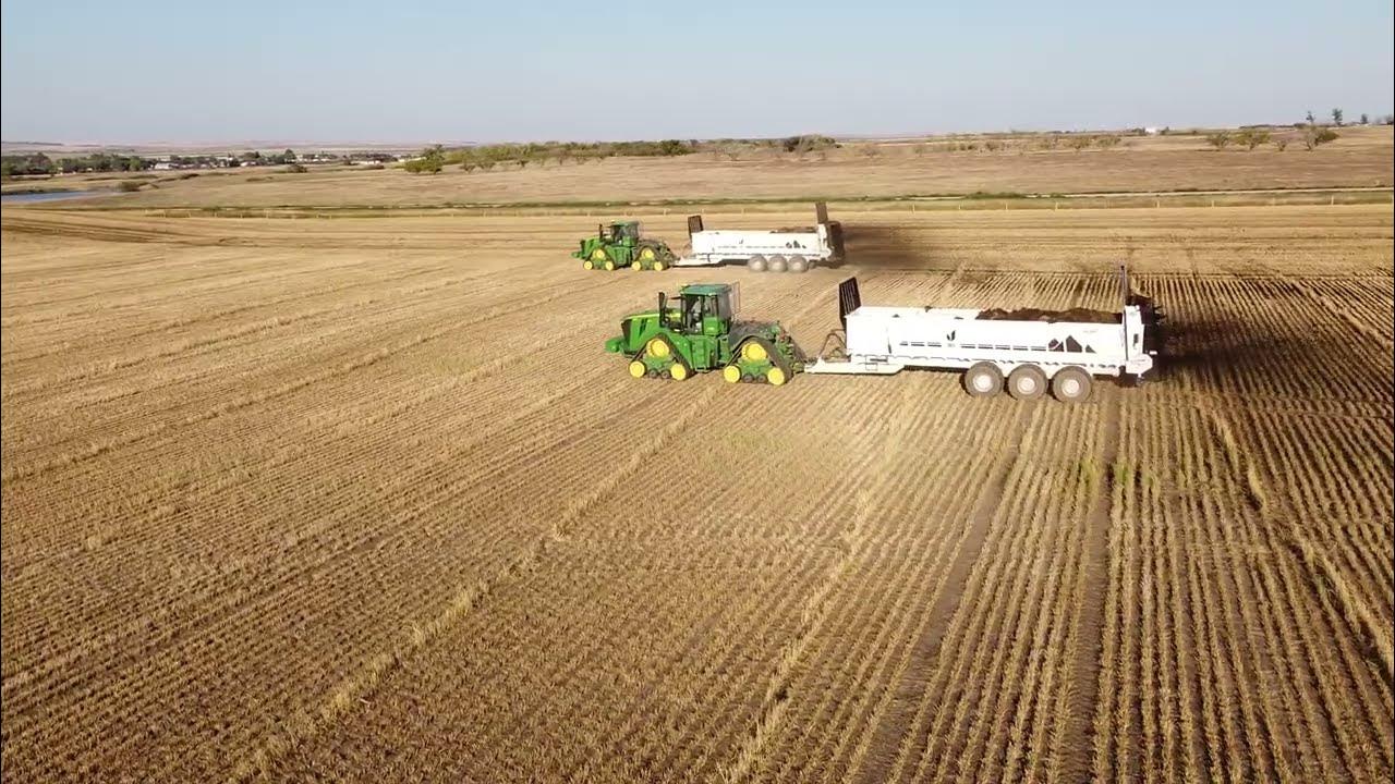 JBS widebody 48 ton manure spreader spreading manure with John Deere 9RX - YouTube