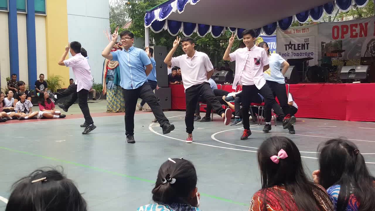 SMA SANTO KRISTOFORUS 2 - YouTube